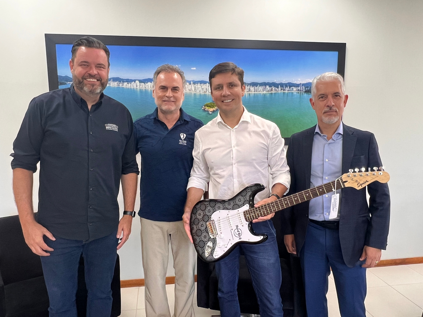 O CEO do Expocentro, Djalma Berger e sua equipe foram fazer uma visita ...